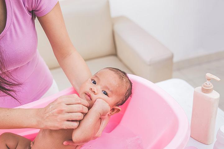 11 Important And Loving Steps On How To Bathe A Baby