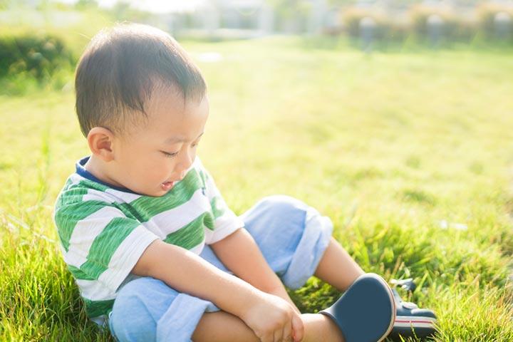 3 Simple Ways To Remove A Splinter From Your Toddler’s Foot