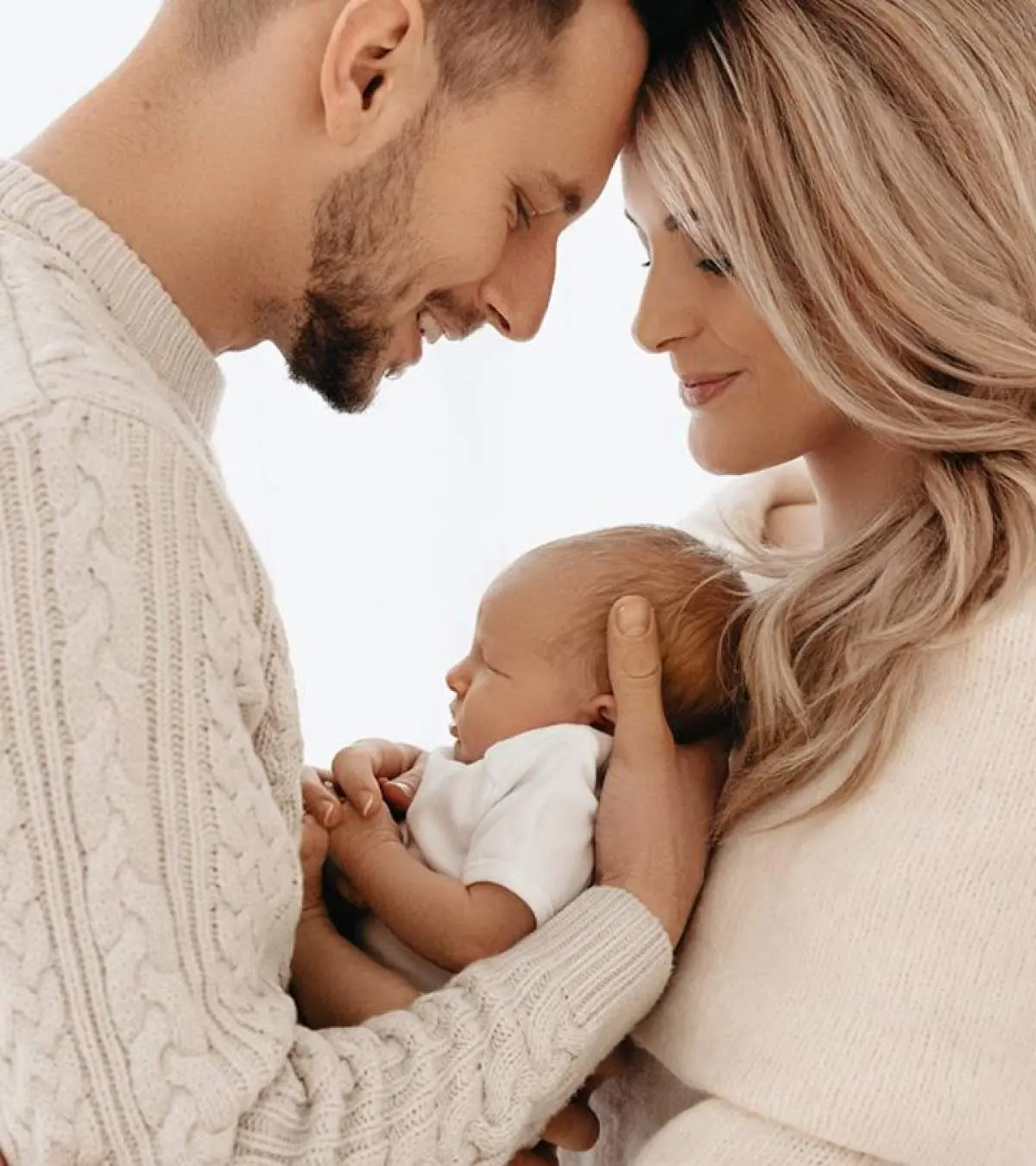 27 Unique And Adorable Newborn Photoshoot Ideas To Try