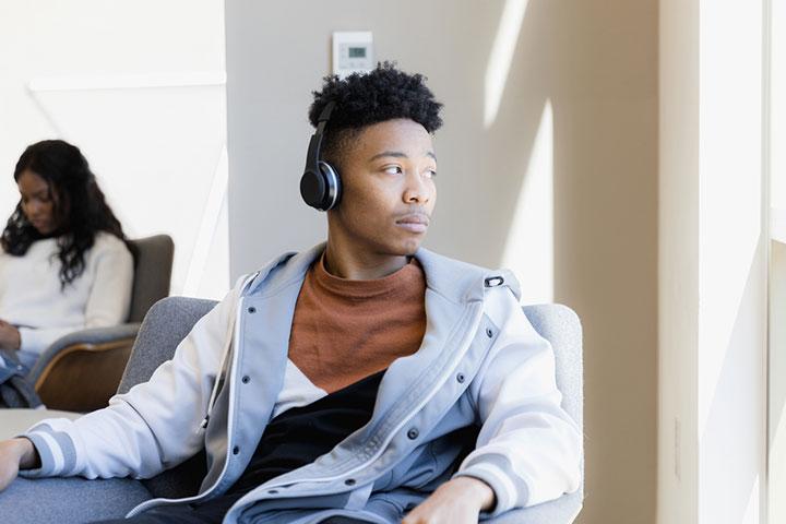 11 Reasons Why Guys Act Distant When They Like You